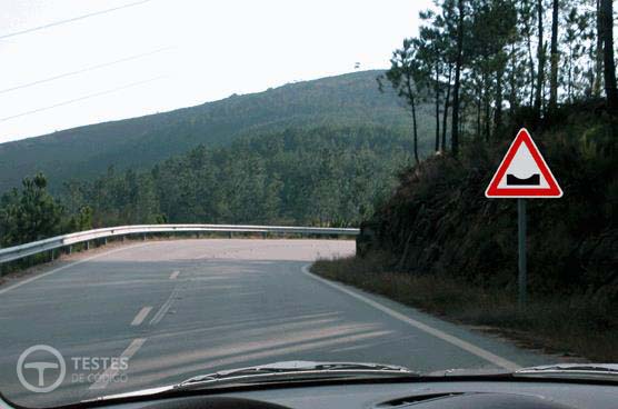Neste local devo moderar a velocidade porque o pavimento tem: [2230 ...